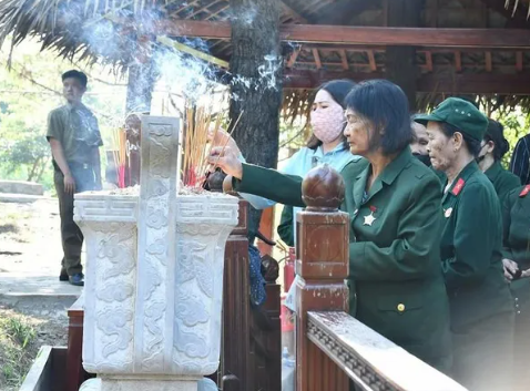 Bà Đặng Bích Hà an nghỉ bên cạnh phần mộ Đại tướng Võ Nguyên Giáp ở ...