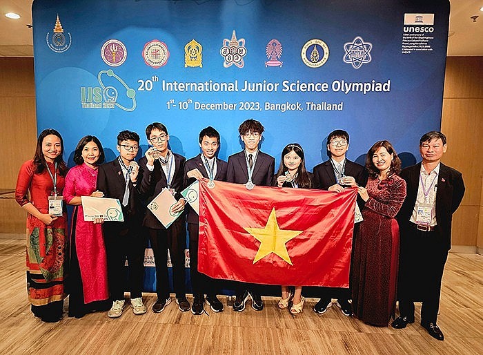 Hà Nội: Khen thưởng đột xuất 10 cá nhân tại Kỳ thi Olympic Khoa học trẻ Quốc tế IJSO 2023